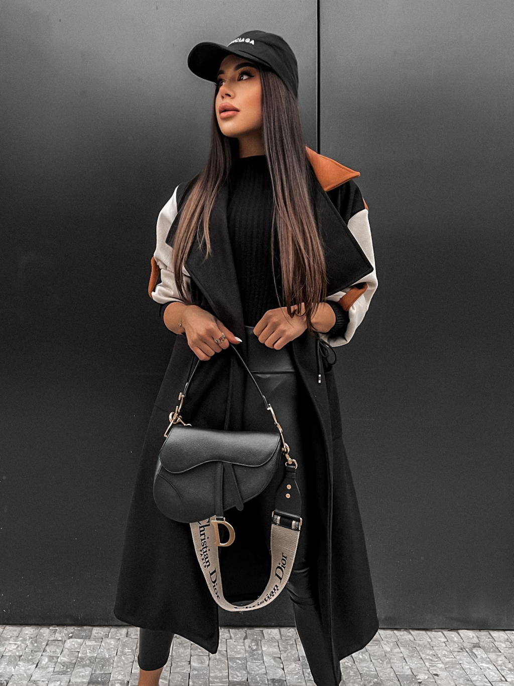 Černý delší kabátek DILUTE se stahováním v pase | Erika Fashion