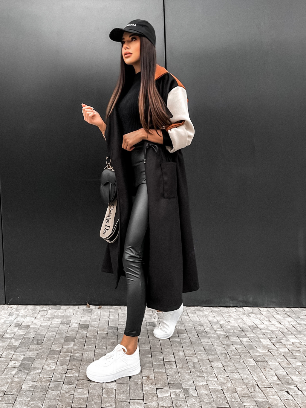 Černý delší kabátek DILUTE se stahováním v pase | Erika Fashion