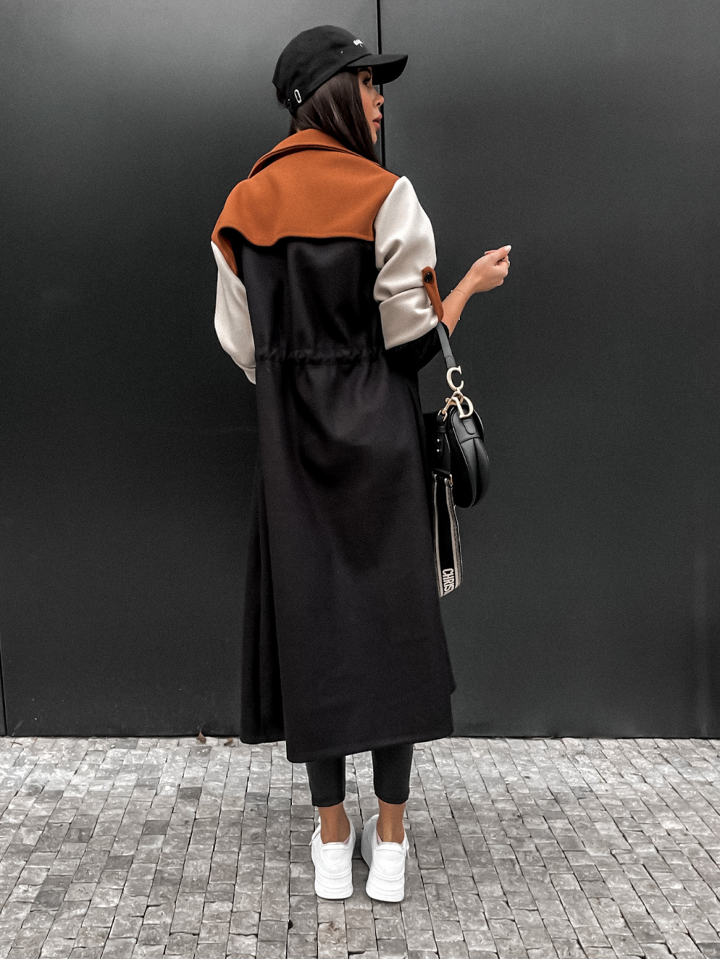 Černý delší kabátek DILUTE se stahováním v pase | Erika Fashion