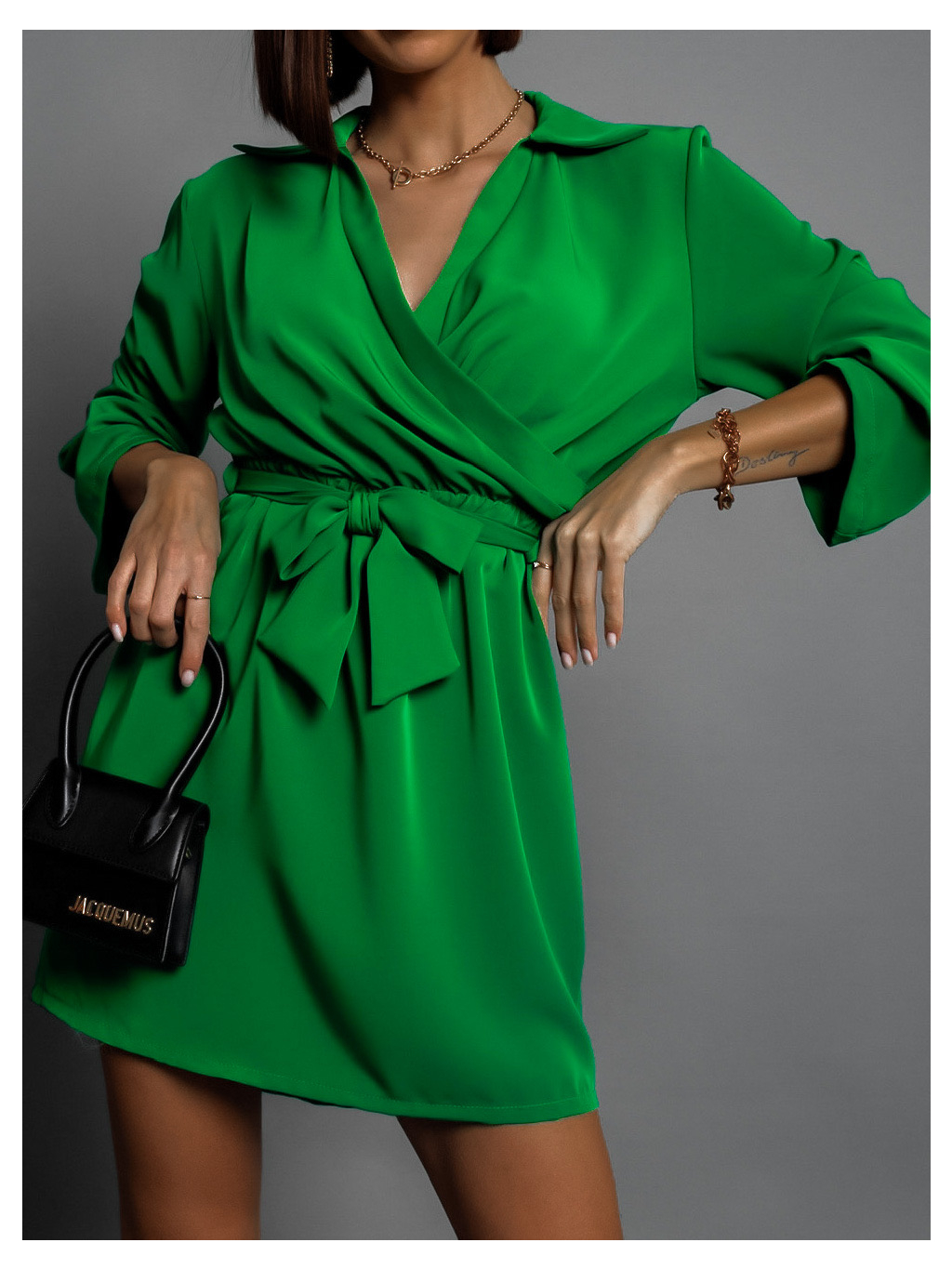 Zelené šaty GLAMORE s výstřihem a zavazováním v pase | Erika Fashion