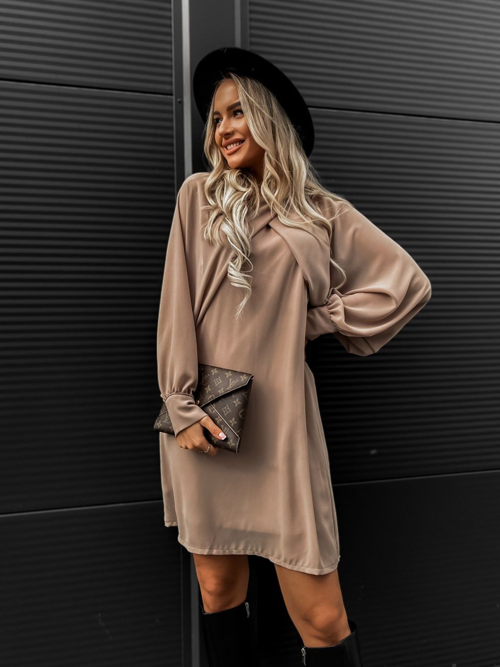 Tmavě béžové elegantní šaty CAPELLET volného střihu | Erika Fashion