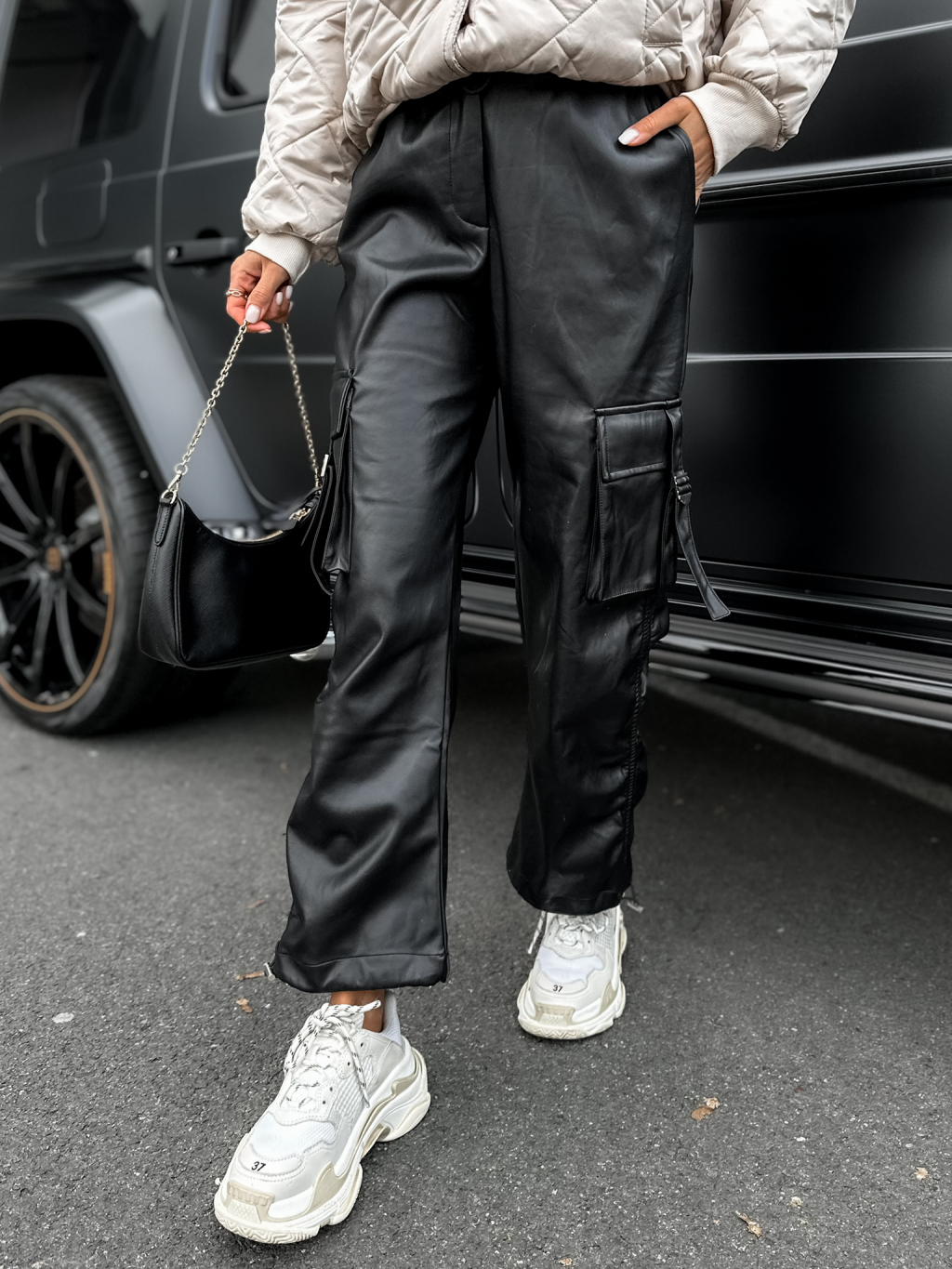 Černé koženkové cargo kalhoty PERI | Erika Fashion